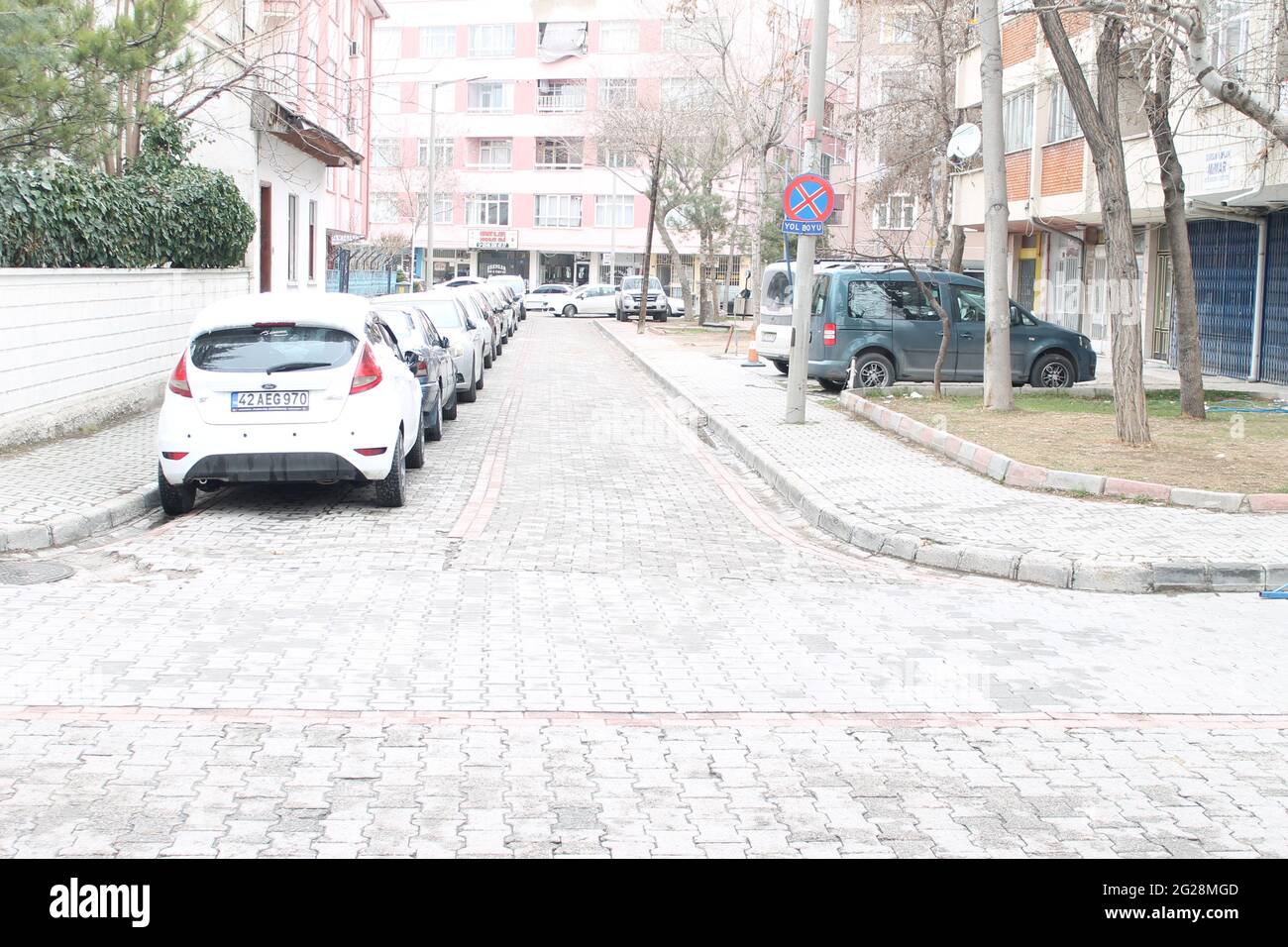 cross-street road and parked cars Stock Photo - Alamy