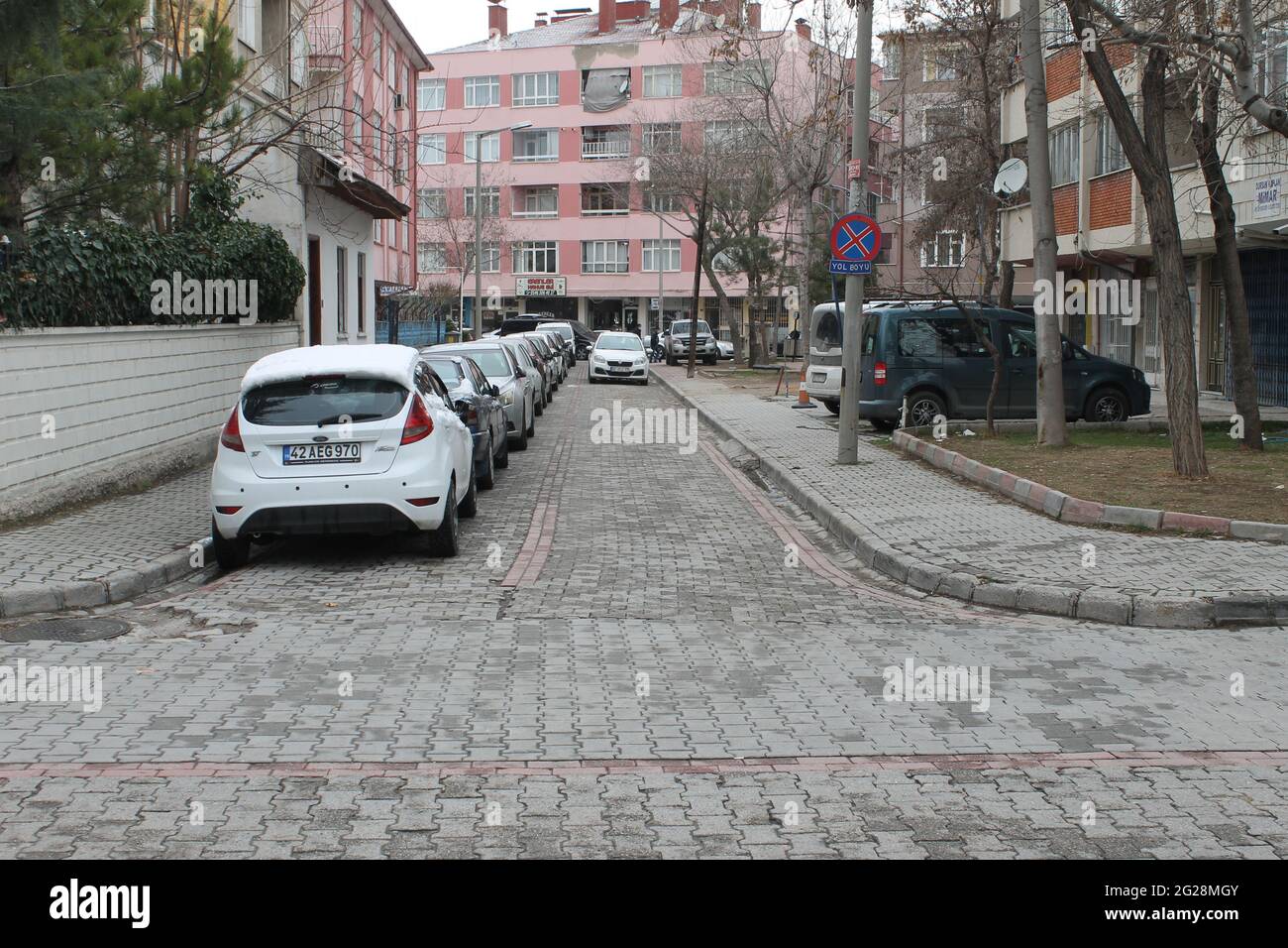 cross-street road and parked cars Stock Photo - Alamy