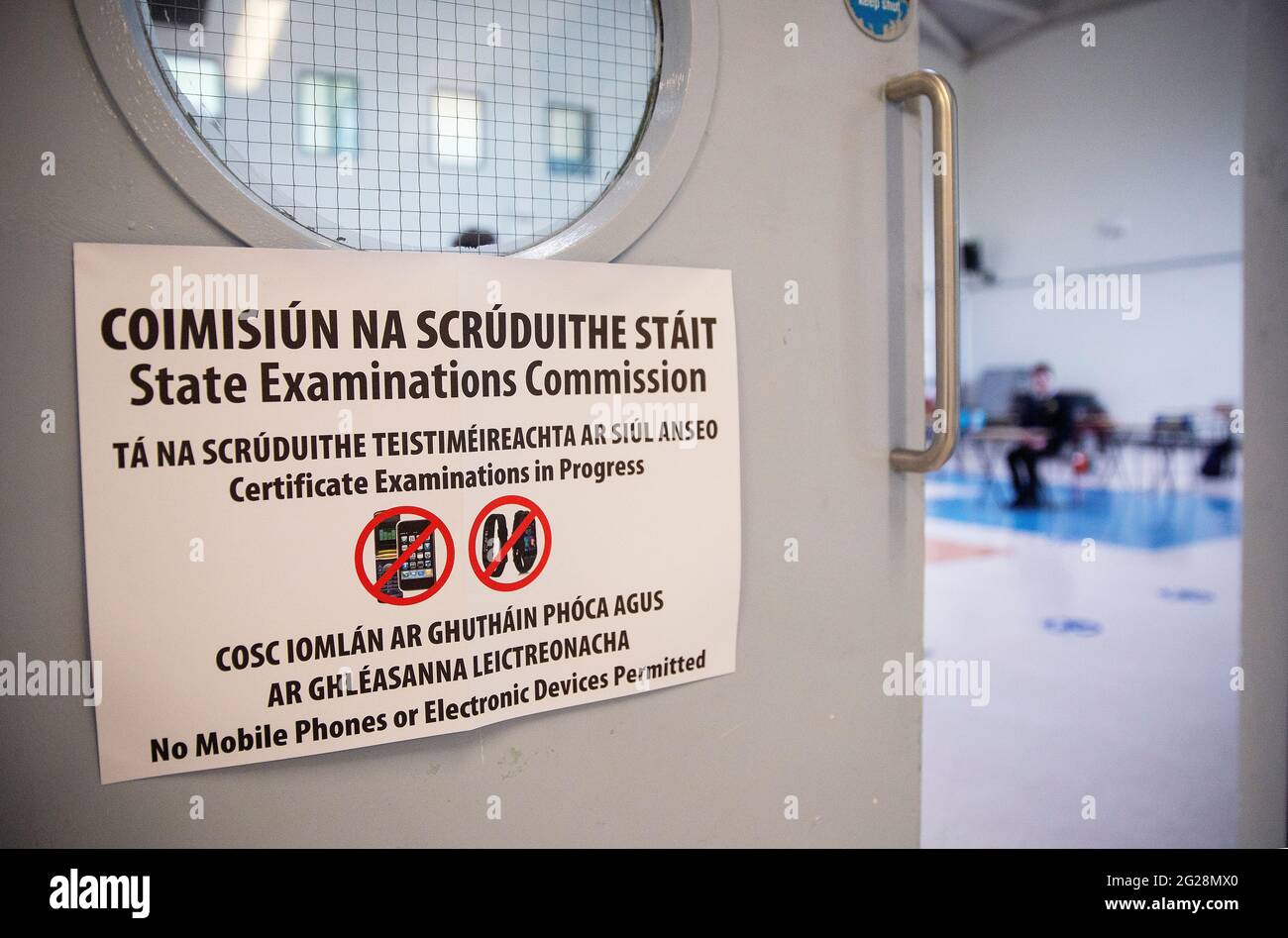 Leaving cert students hi-res stock photography and images - Alamy