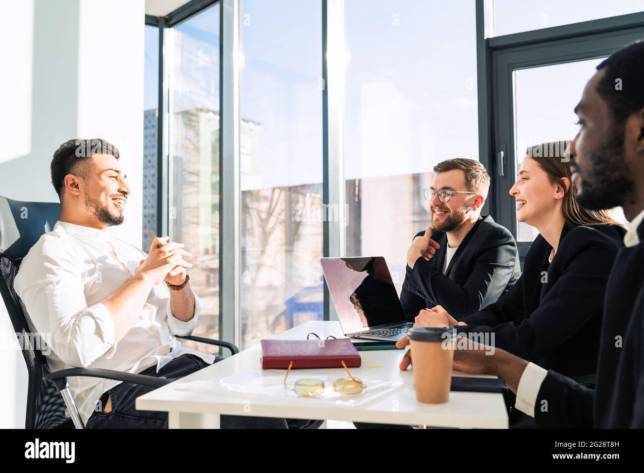 Team listening hi-res stock photography and images - Alamy
