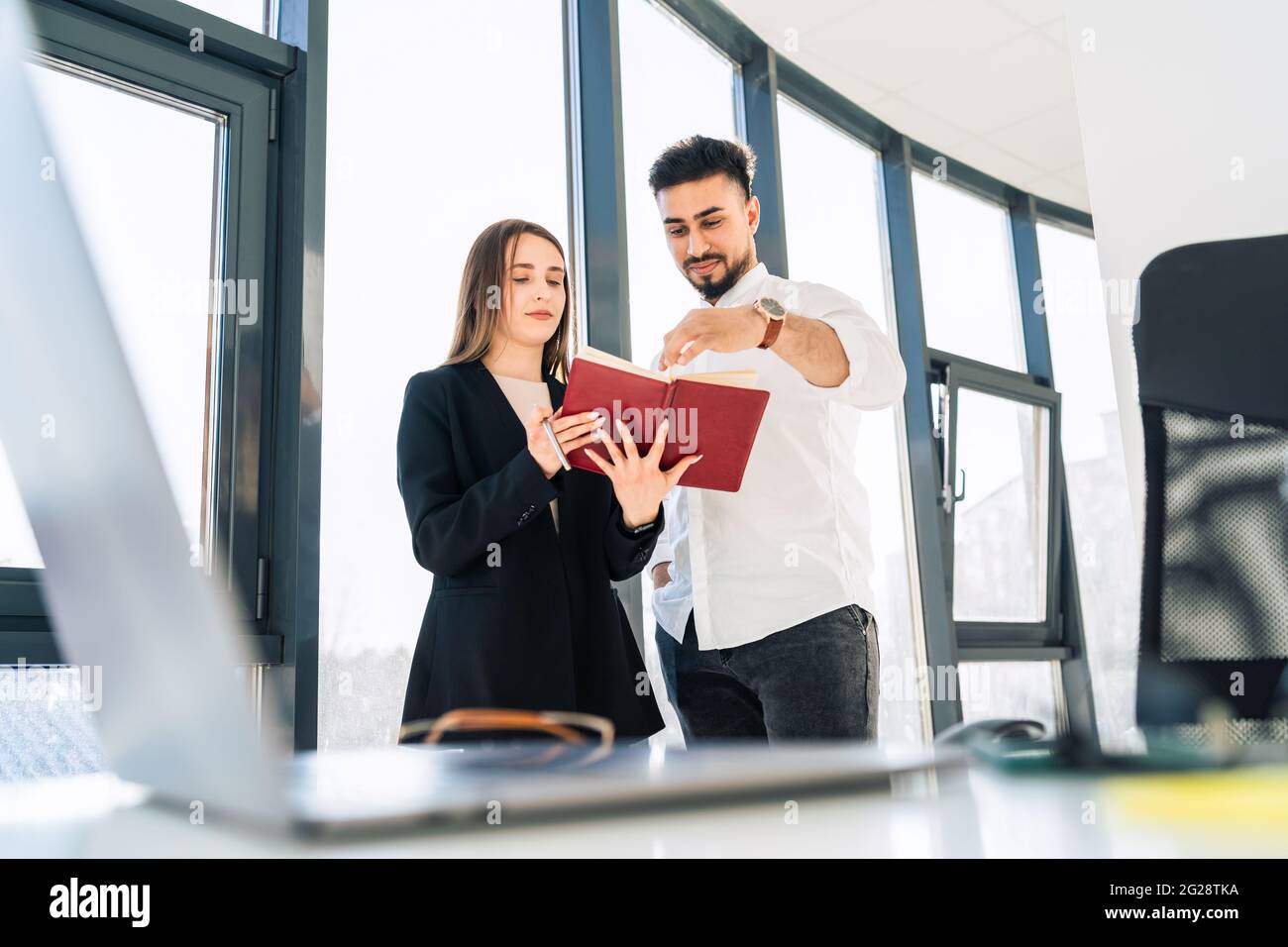 Male boss talking secretary hi-res stock photography and images - Alamy