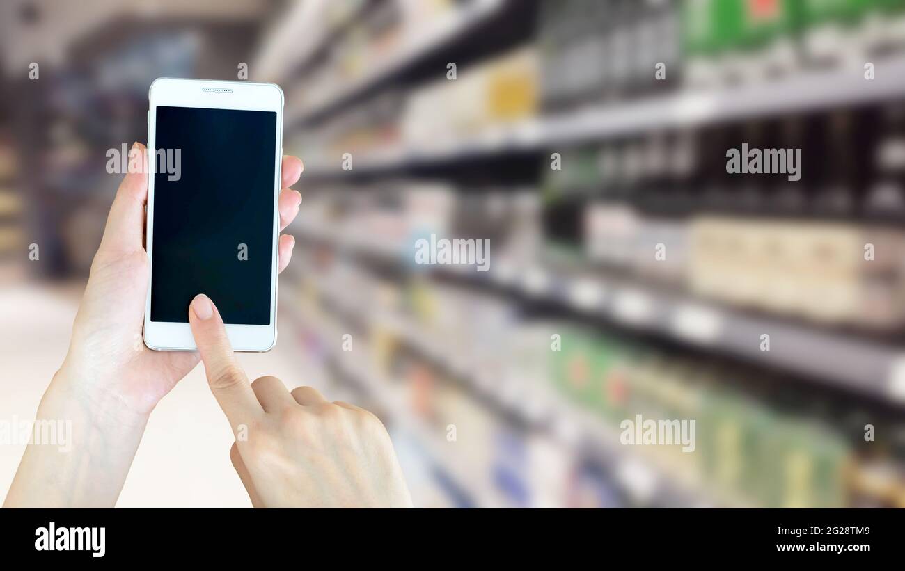 Shopper using grocery list hi-res stock photography and images - Alamy