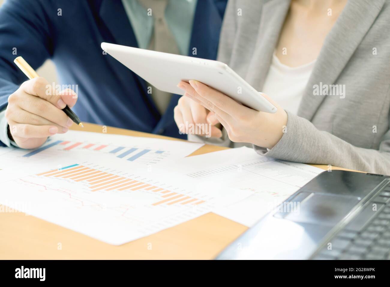 Explaining report hi-res stock photography and images - Alamy
