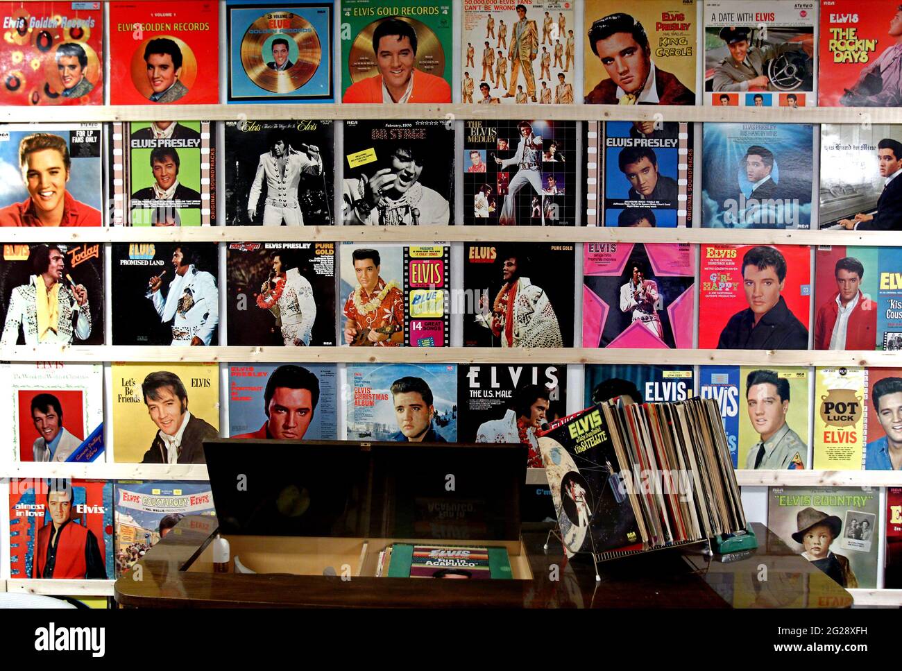 Elvis presley record covers hi-res stock photography and images - Alamy