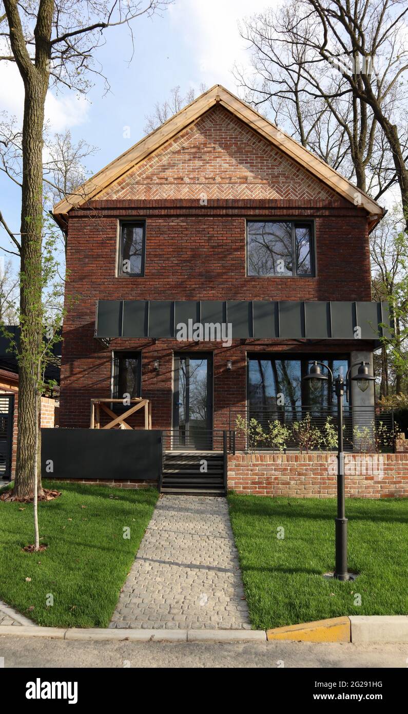 Small suburban house exterior hi-res stock photography and images - Alamy