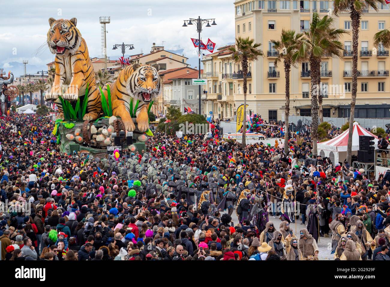 The second category allegorical chariot "Hunting for a happy ending" by ...