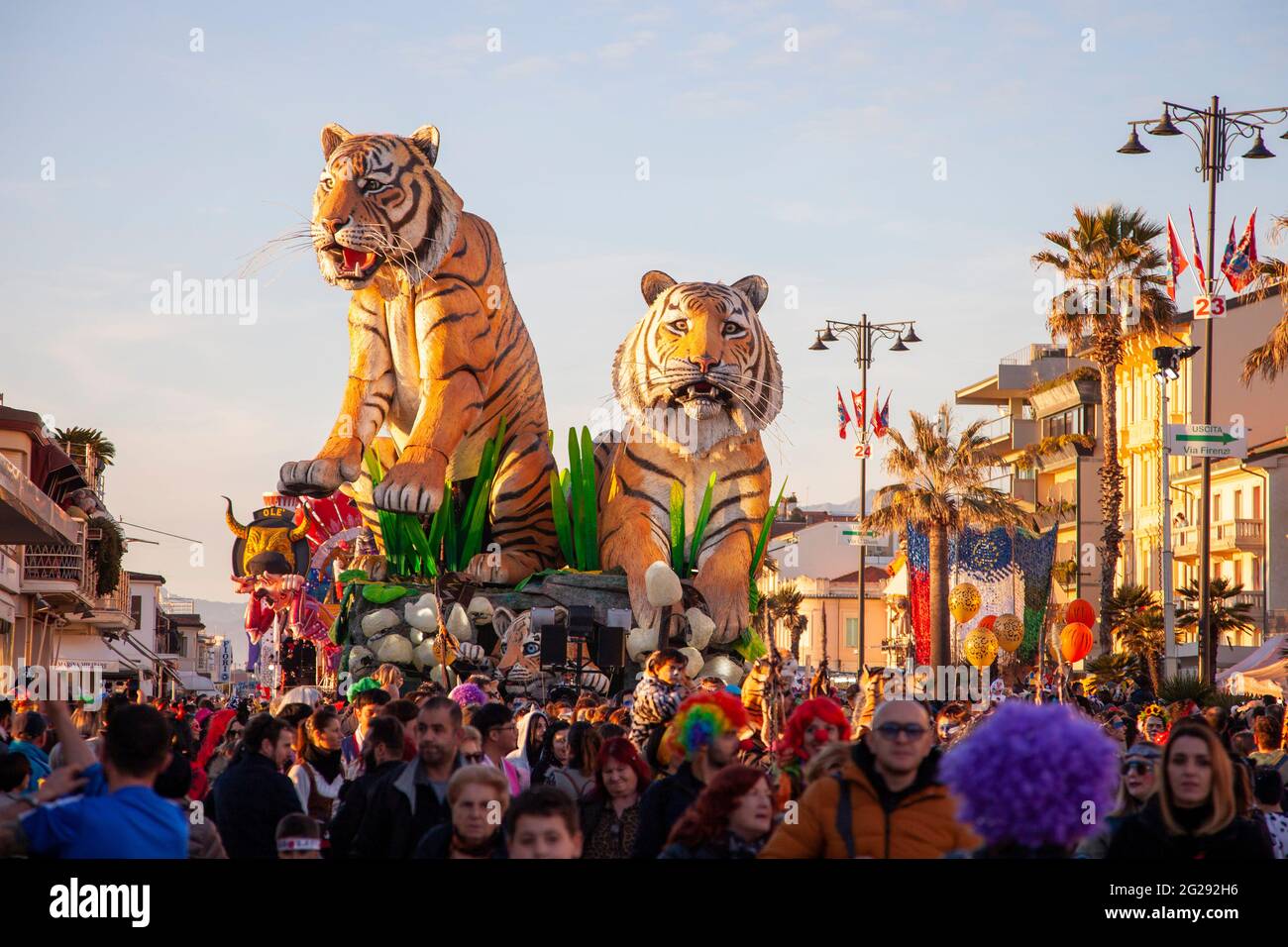 The second category allegorical chariot "Hunting for a happy ending" by ...