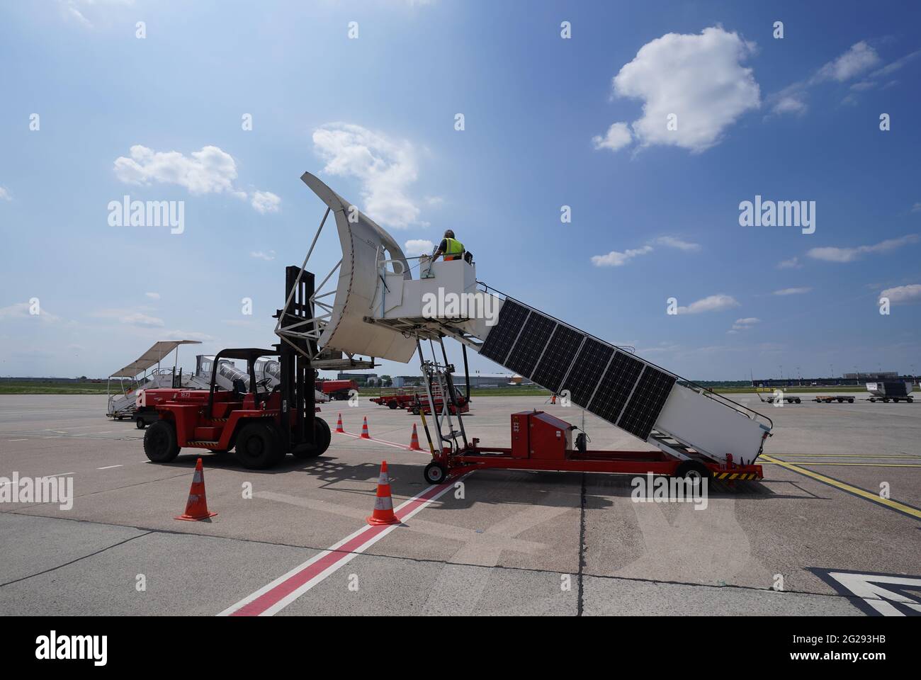 Aircraft docking station hi-res stock photography and images - Alamy
