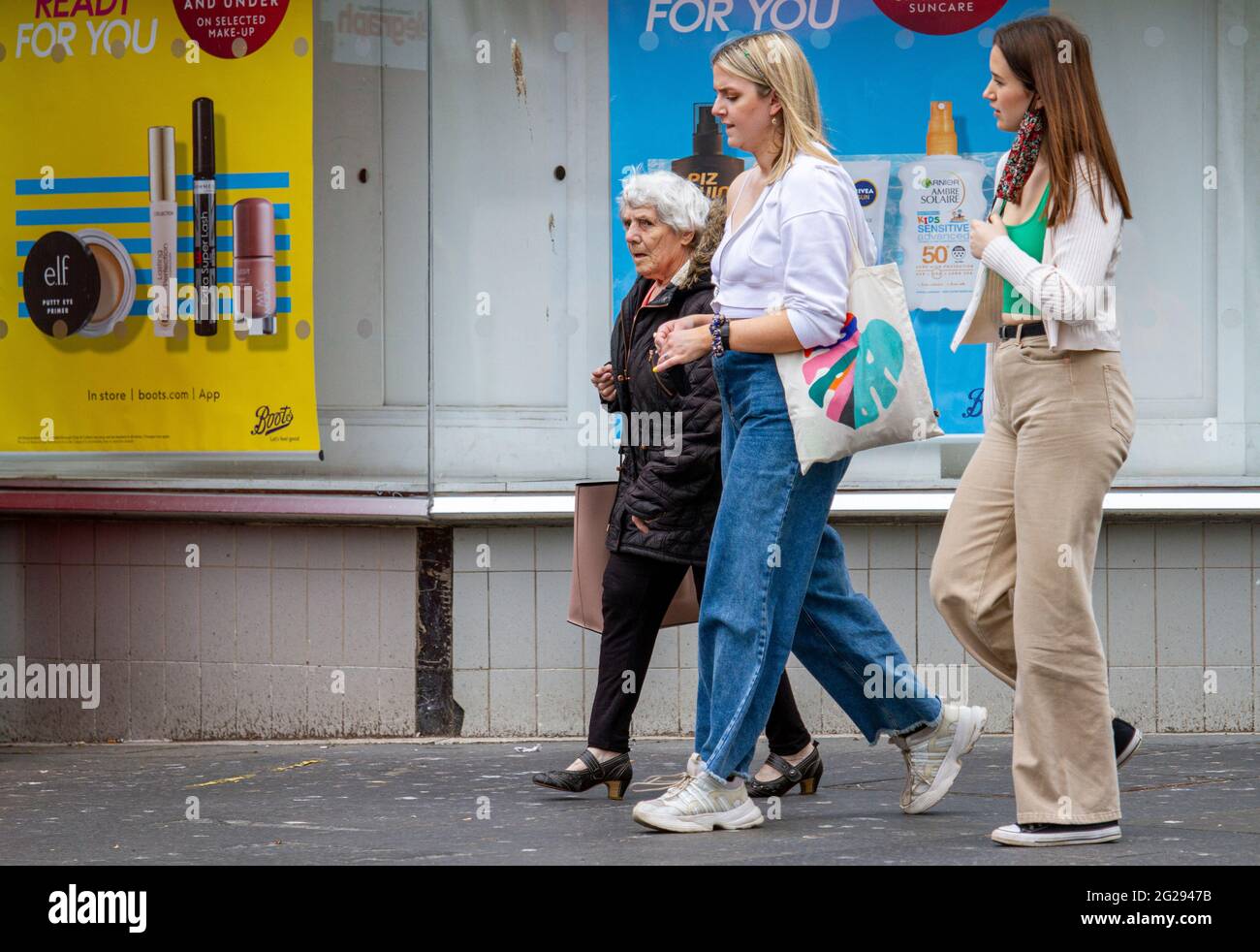 Two young women socialising outside hi-res stock photography and images ...