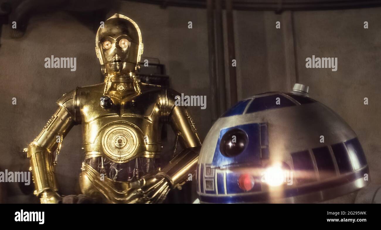 USA.Anthony Daniels as C-3PO and Kenny Baker as R2-D2 in a scene from ...