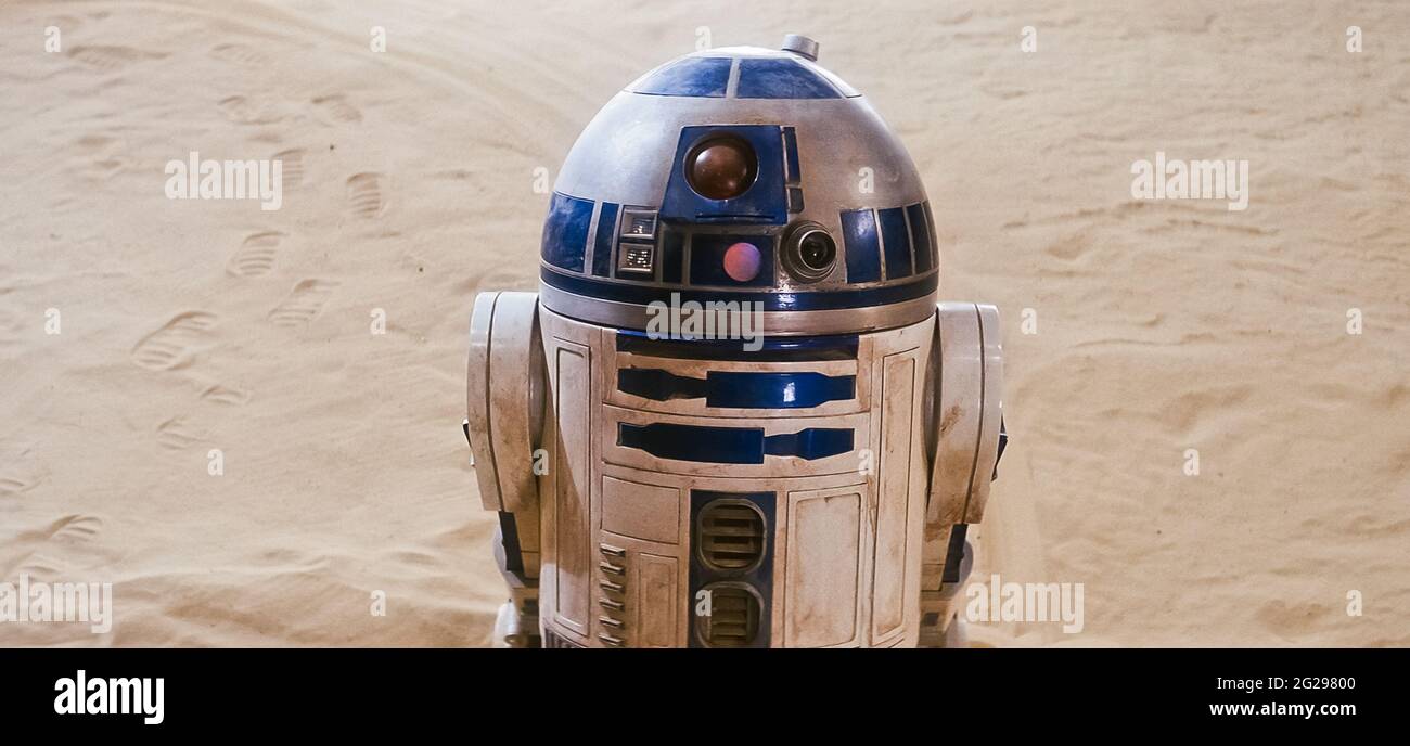 USA. Kenny Baker as R2-D2 in a scene from the (C)Twentieth Century Fox ...