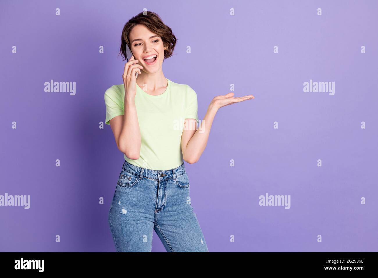 Portrait of attractive cheerful girl calling friend discussing news ...