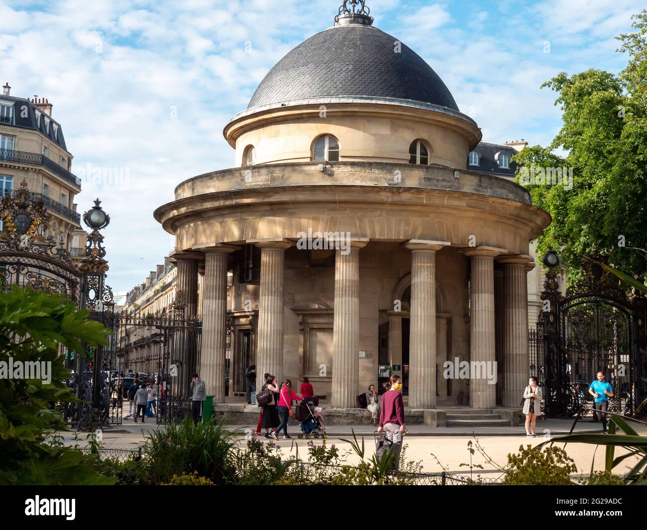 Parc monceau gate hi-res stock photography and images - Alamy