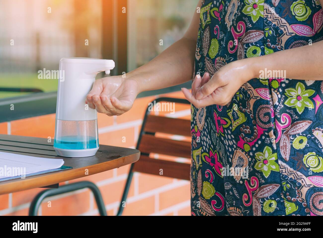 Automatic alcohol gel wash hands hi-res stock photography and images ...