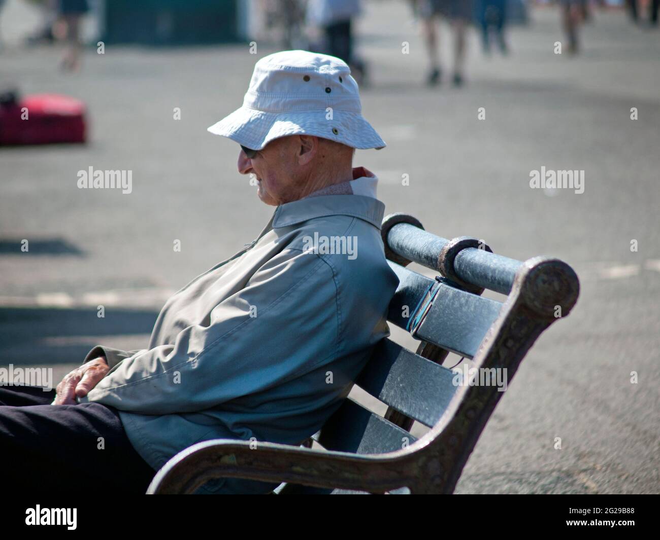 Resting on a seafront bench in Hove, Brighton Stock Photo - Alamy