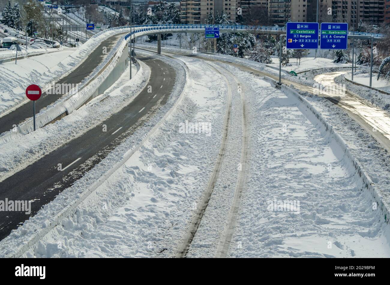Streets of Madrid blanketed with the heaviest snowfall in 50 years ...
