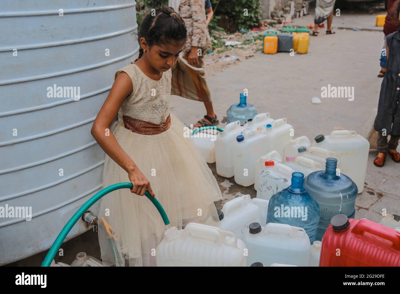 Taiz /Yemen - 08 Aug 2020 : Children fetch water due to the water ...