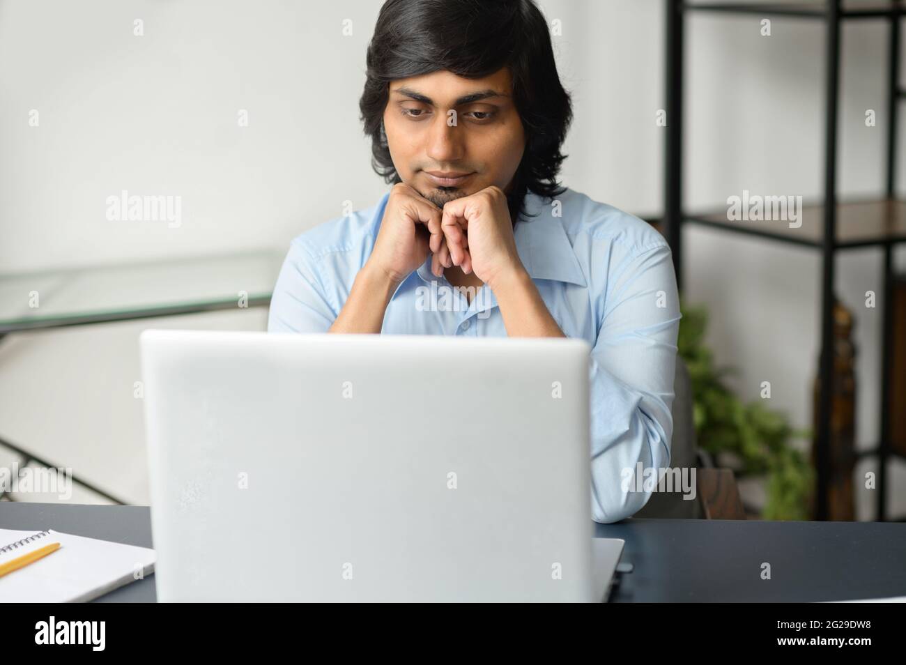 People working in office india hi-res stock photography and images - Alamy