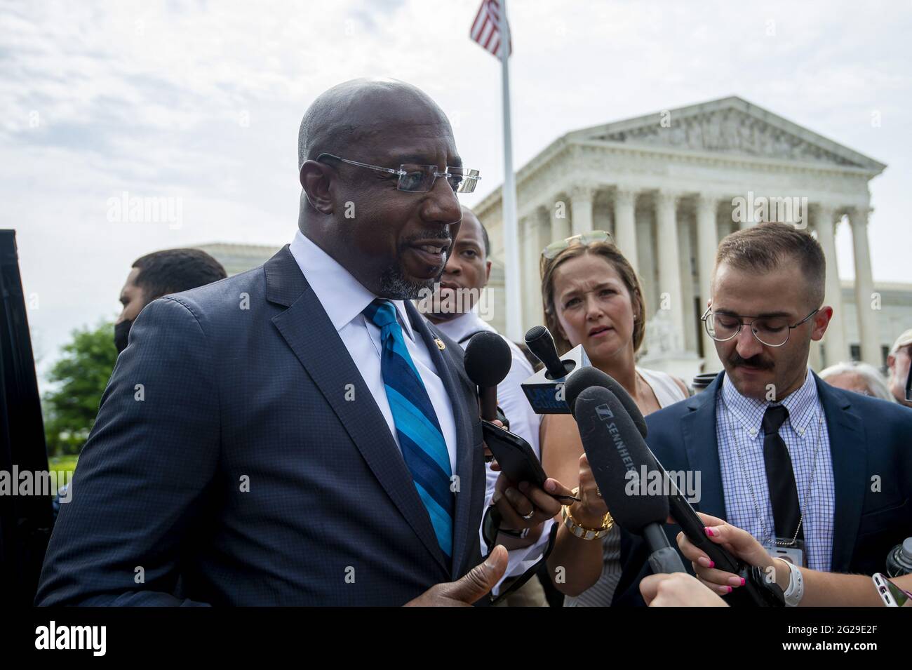 Reporters outside supreme court hi-res stock photography and images - Alamy