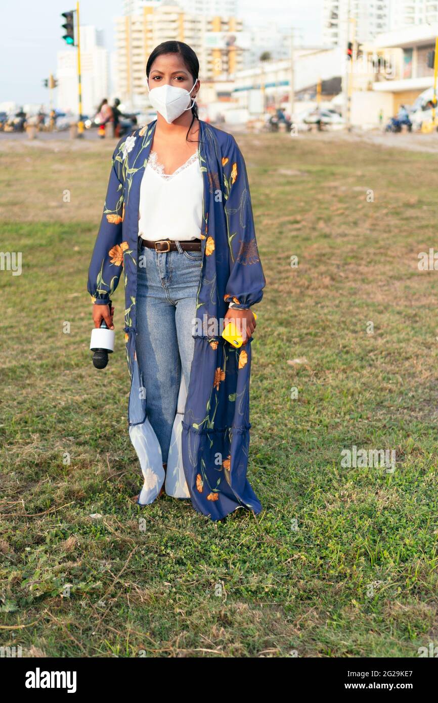 African woman interview outside hi-res stock photography and images - Alamy