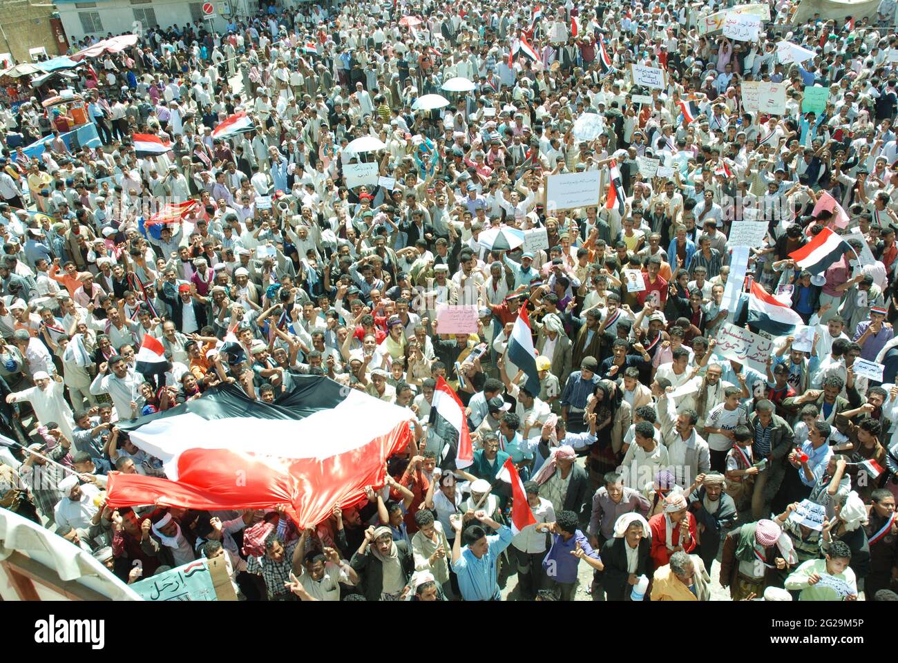 Sanaa yemen streets hi-res stock photography and images - Alamy