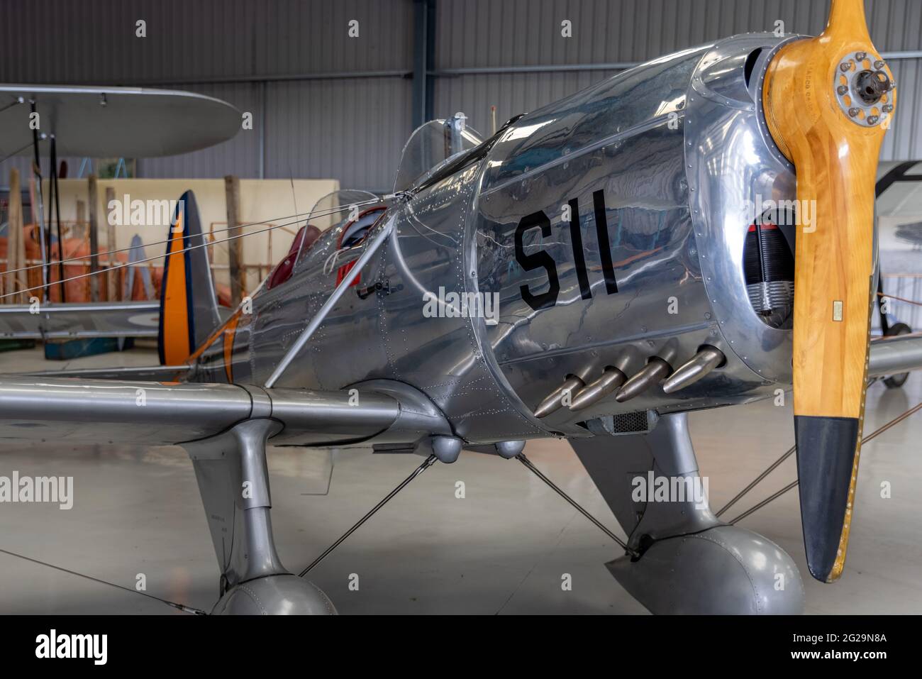 Old aircraft hanger hi-res stock photography and images - Alamy