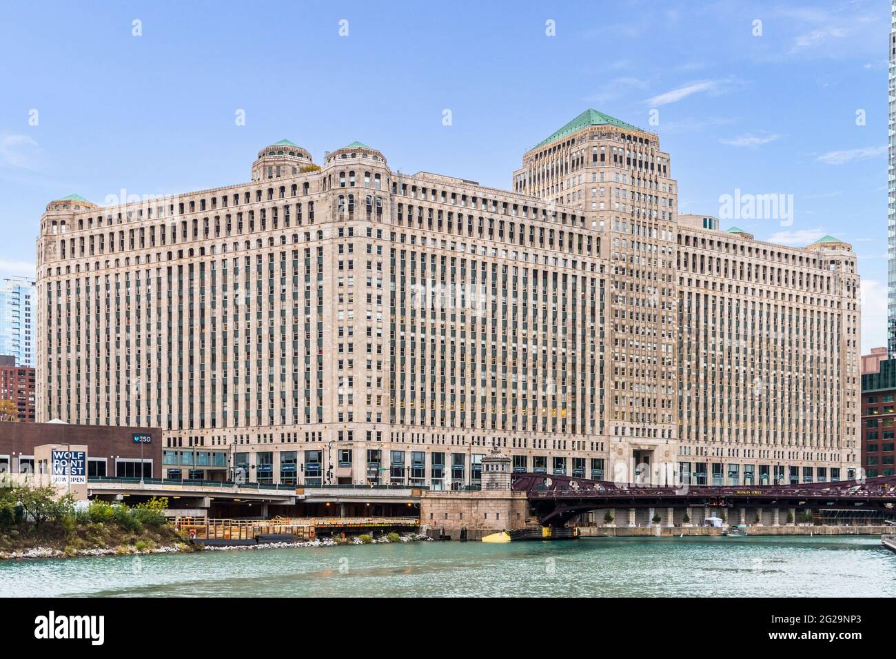 Usa illinois chicago merchandise mart hi-res stock photography and ...