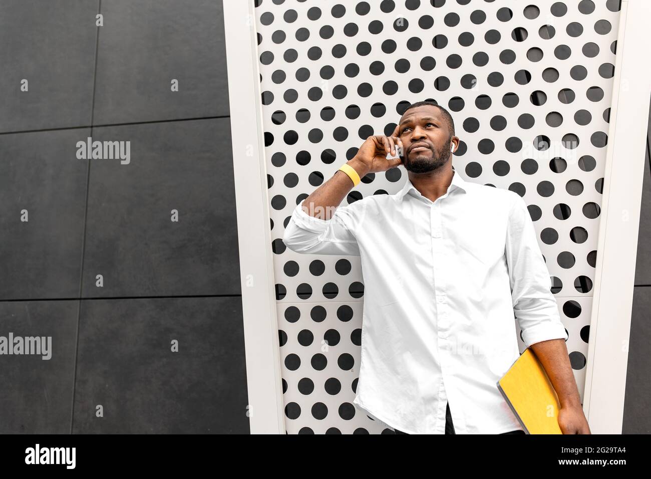 Black man making phone call hi-res stock photography and images - Alamy