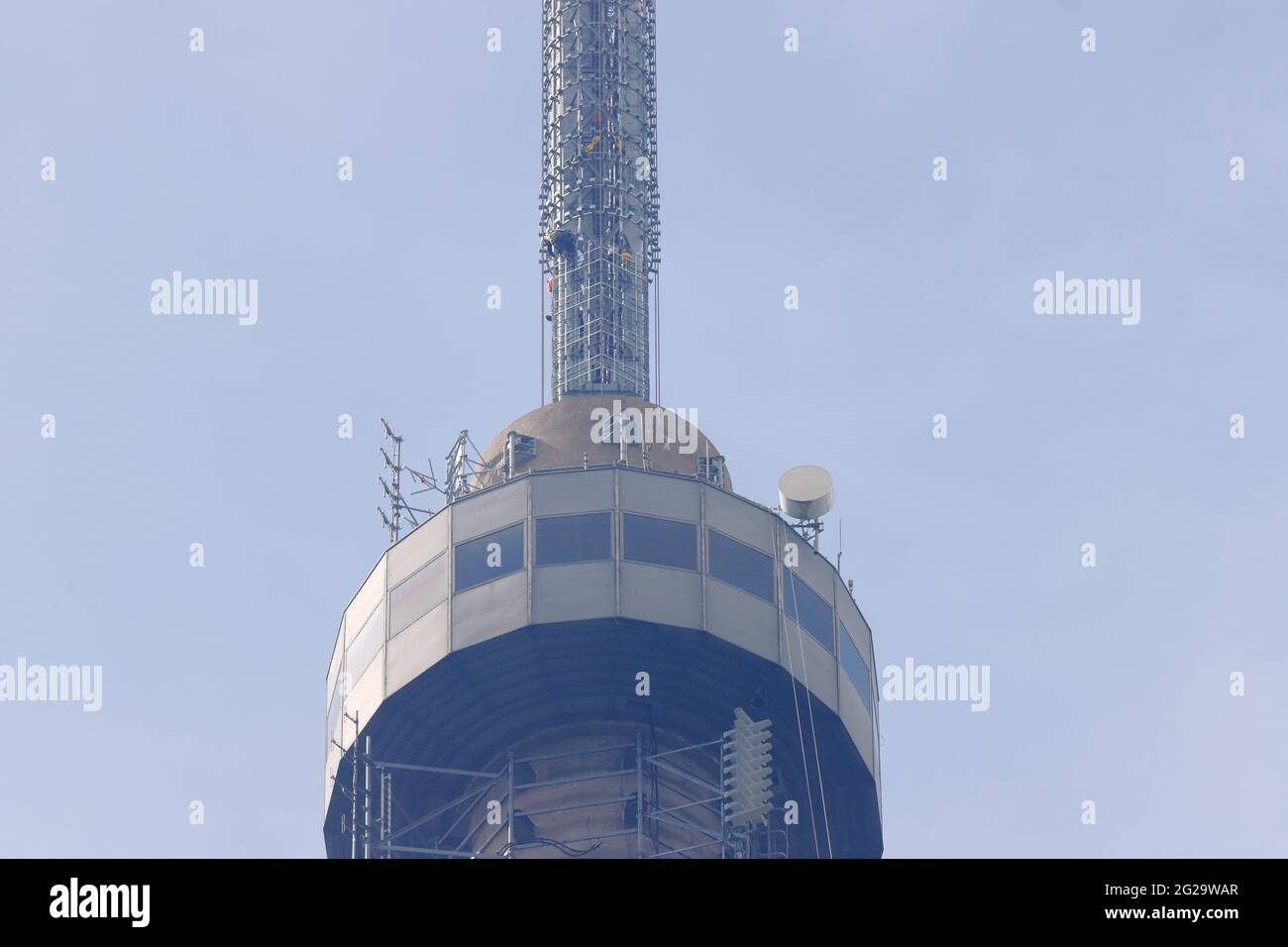 Replacing a new antenna at Arqiva Tower in Emley Moor by a Kamov KA-32 ...