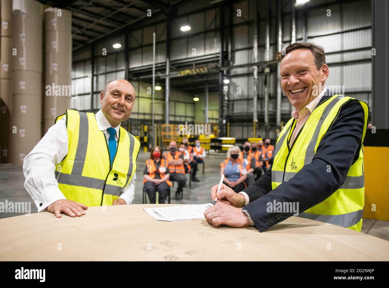 EDITORIAL USE ONLY (Left to right) Miles Roberts CEO of DS Smith and ...
