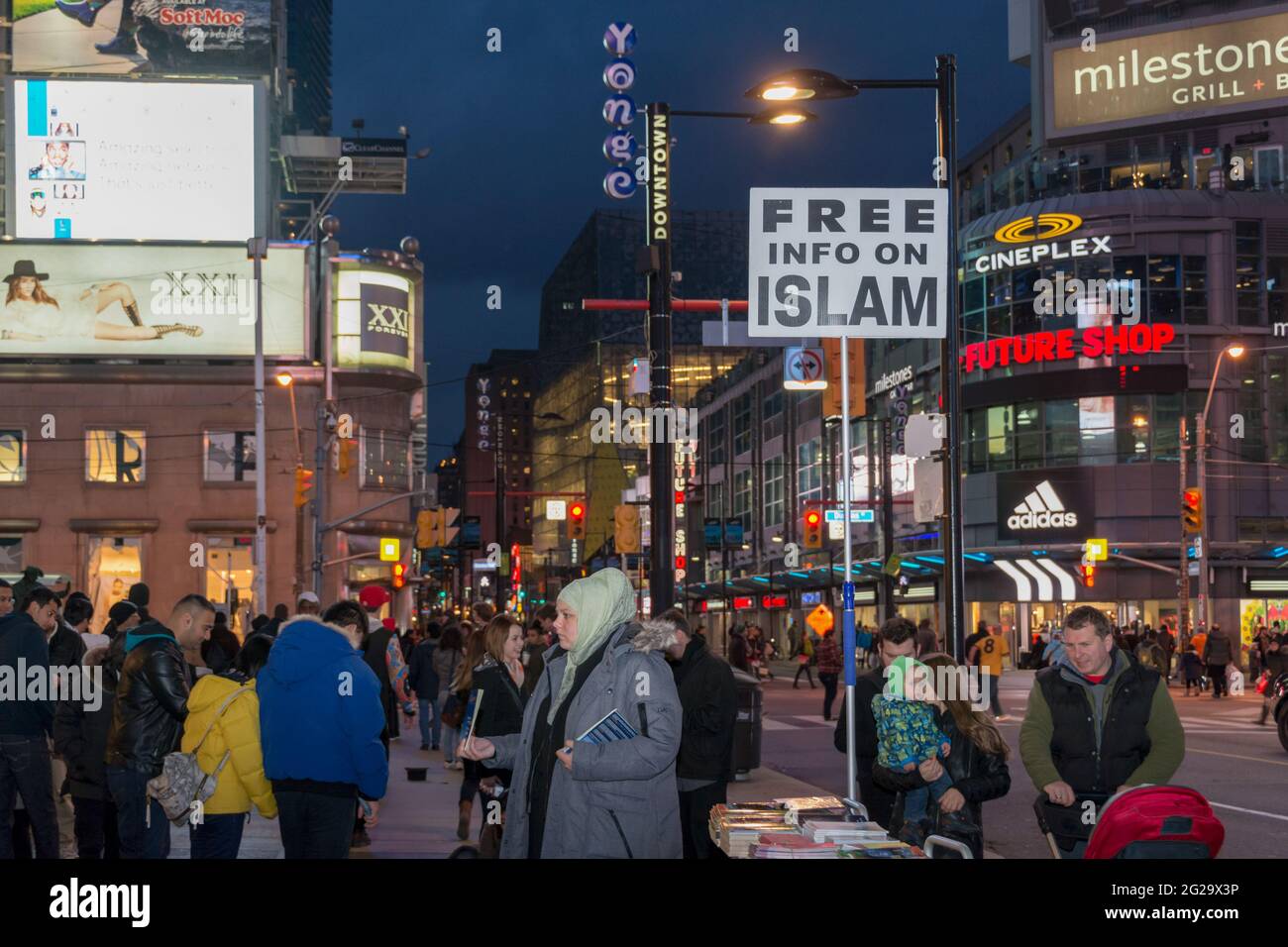 Dundas square toronto night hi-res stock photography and images - Alamy