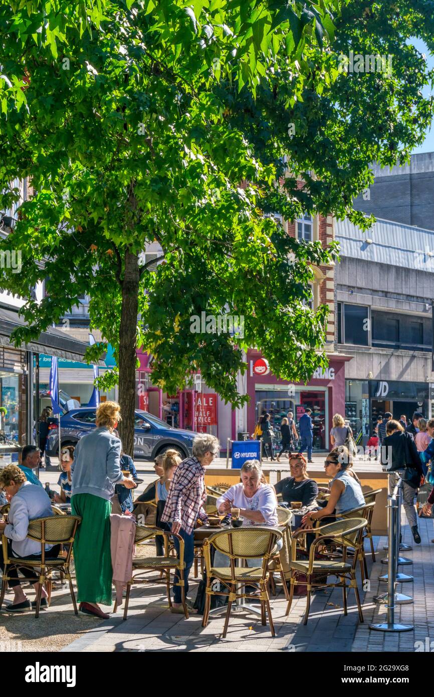 Pavement cafe cafes hi-res stock photography and images - Alamy