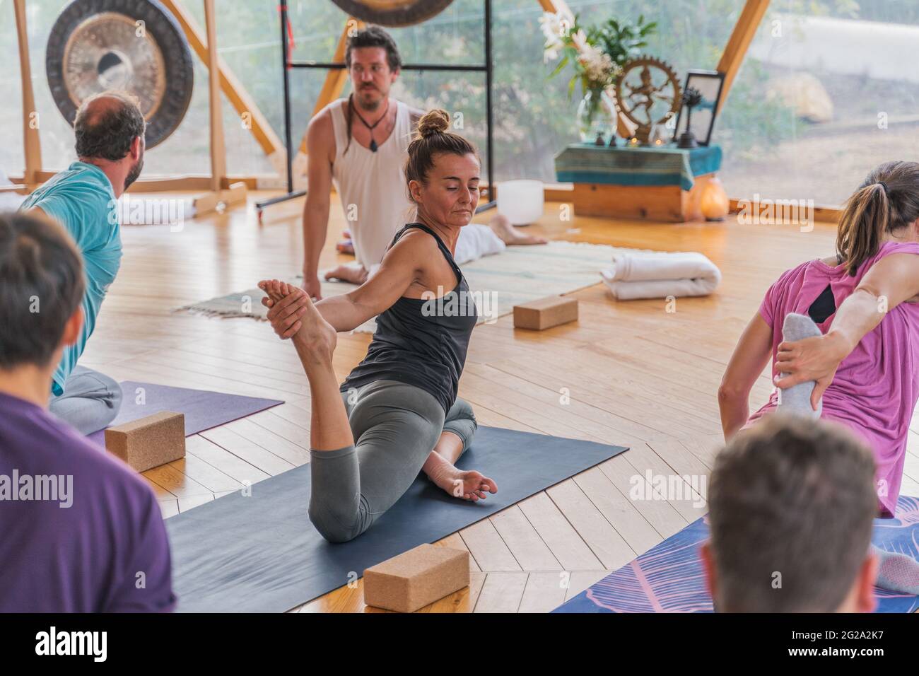 Flexible people hi-res stock photography and images - Alamy