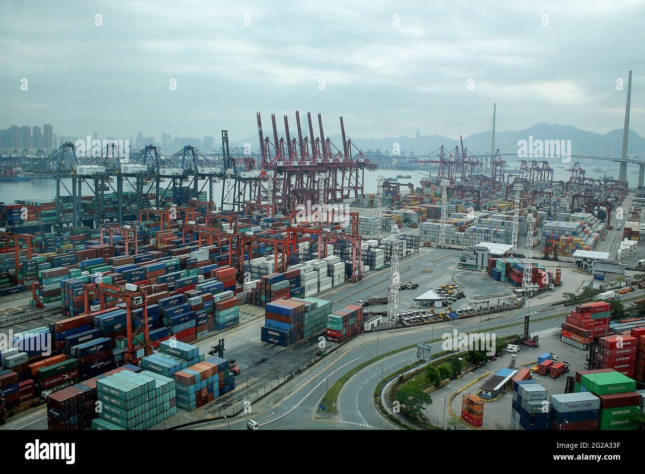 Shipping containers hong kong port hi-res stock photography and images ...