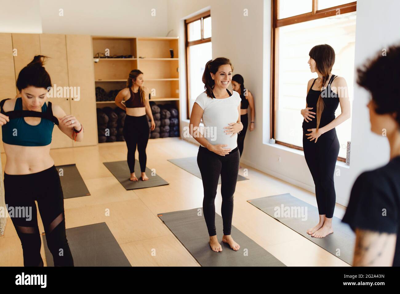 Pregnant group exercise hi-res stock photography and images - Alamy