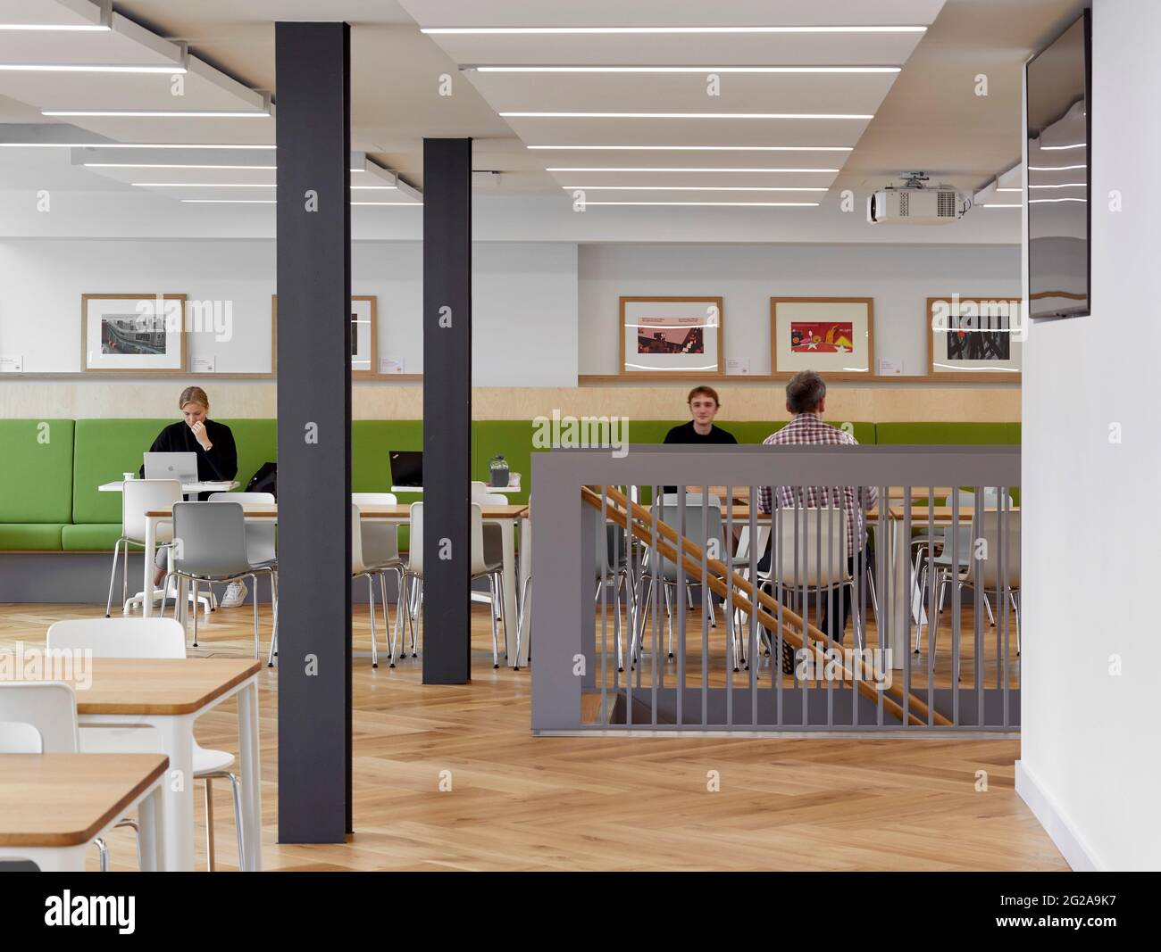 White studio space columns hi-res stock photography and images - Alamy