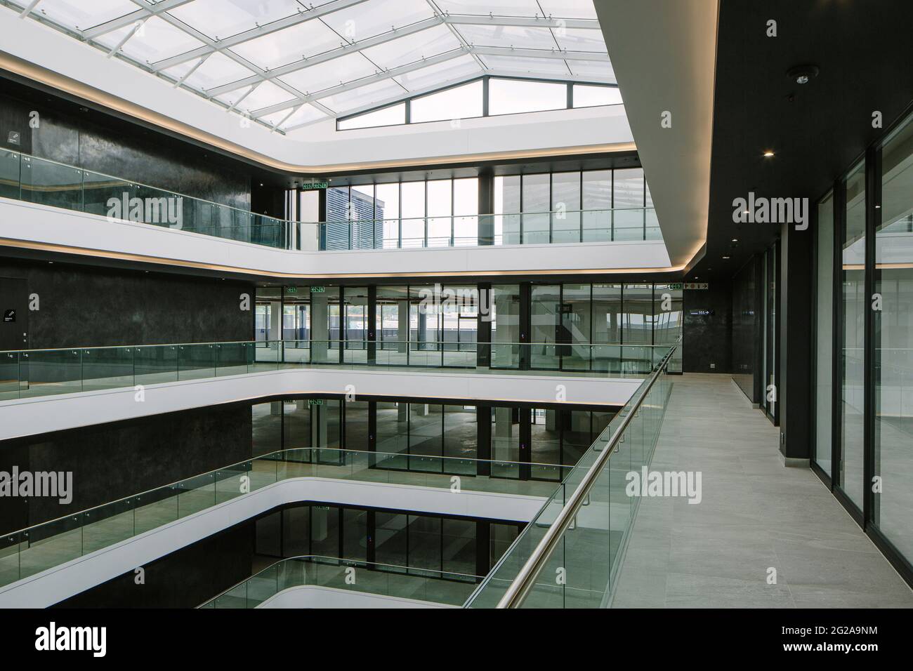 Office windows walkway corridor hi-res stock photography and images - Alamy
