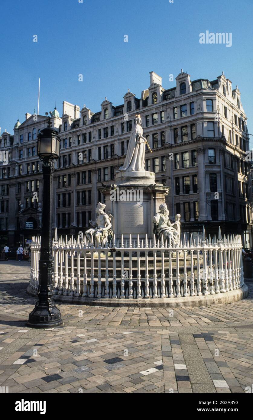 Statue of Queen Anne from the house of Stuart in front of St. Paul's ...