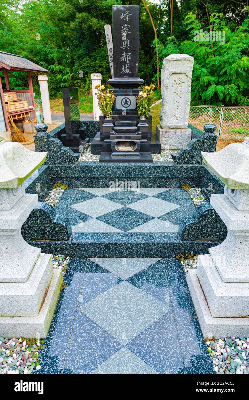 Japanese gravestone hi-res stock photography and images - Alamy