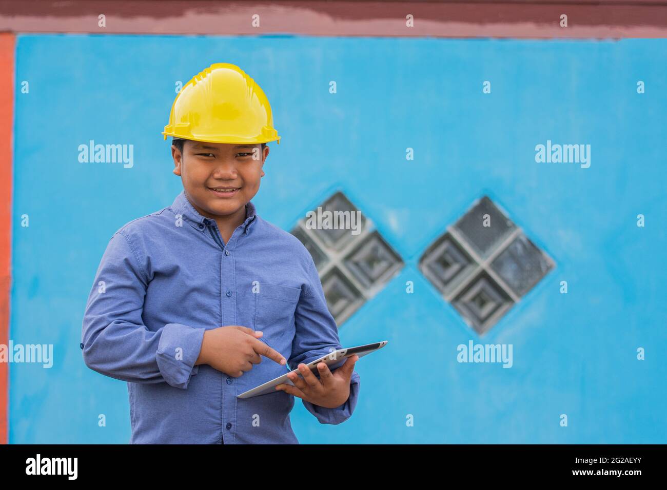 African builder worker using hi-res stock photography and images - Alamy