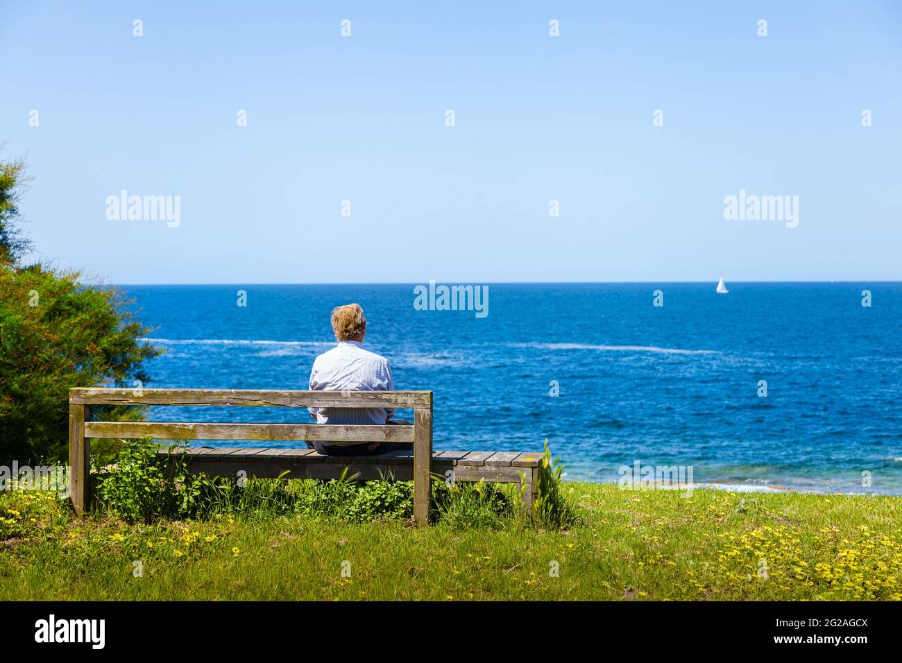 Man facing away from camera hi-res stock photography and images - Alamy