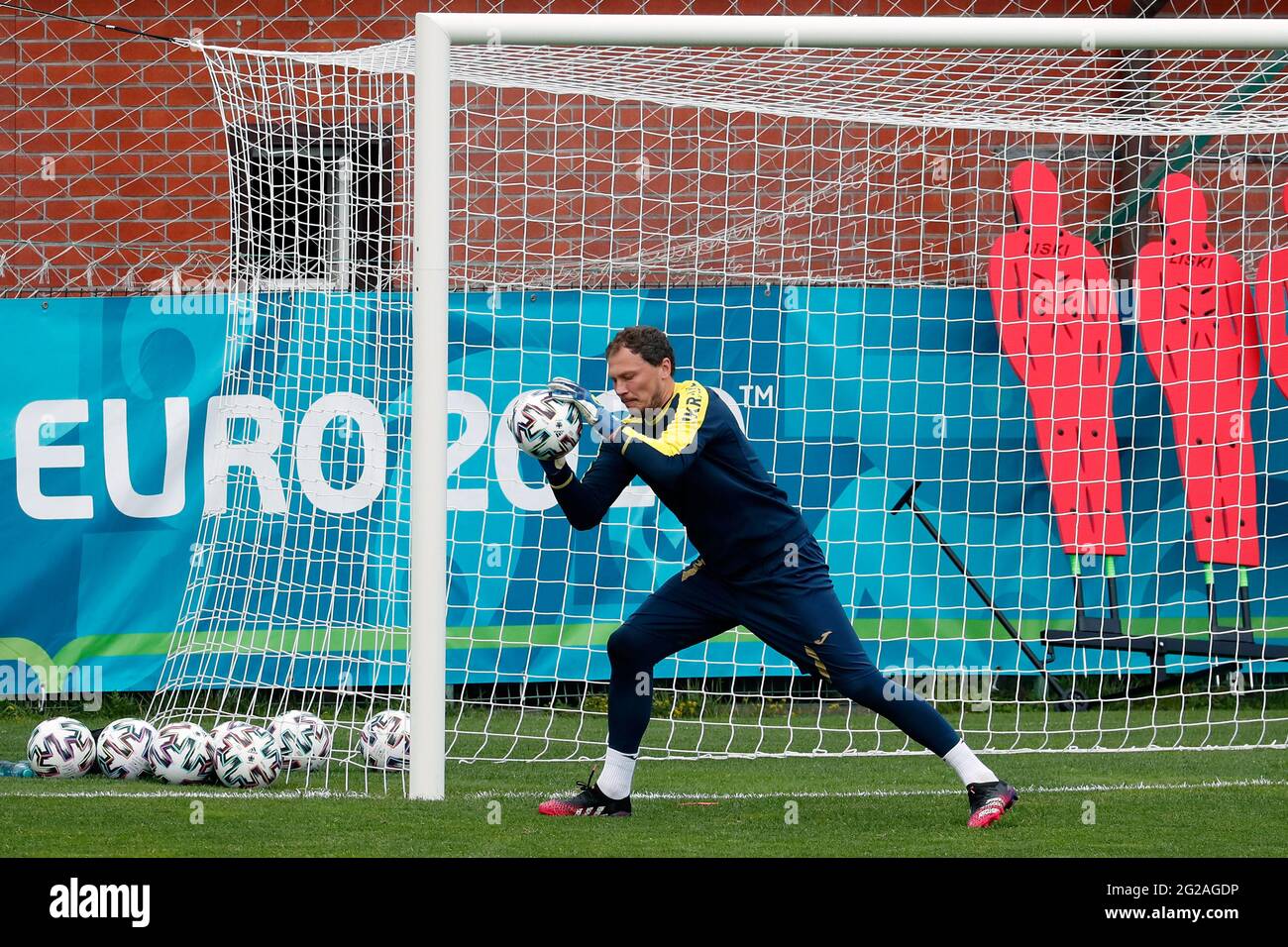 Ukraines andriy pyatov hi-res stock photography and images - Alamy