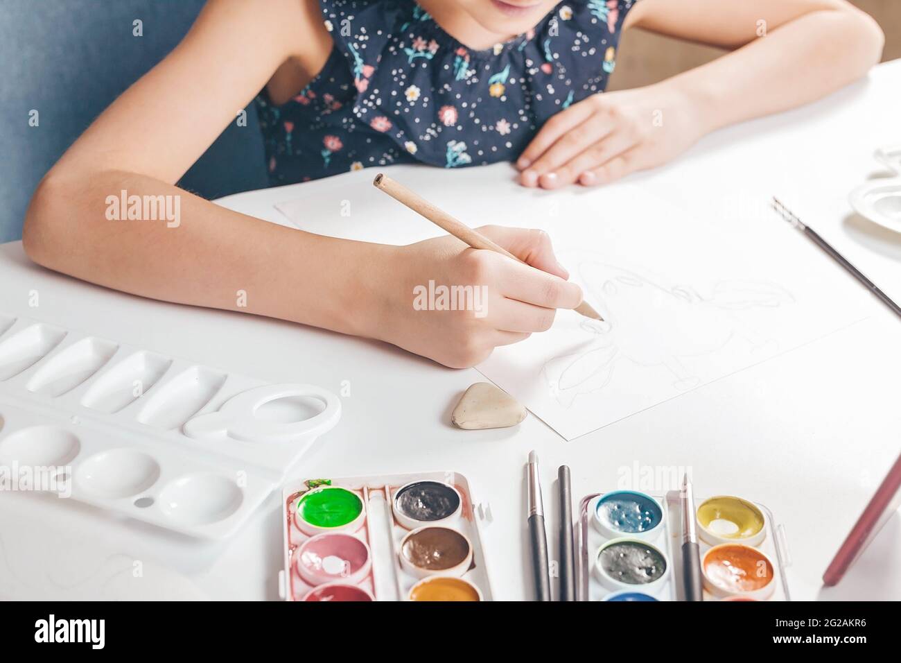 Life drawing class girl hi-res stock photography and images - Alamy