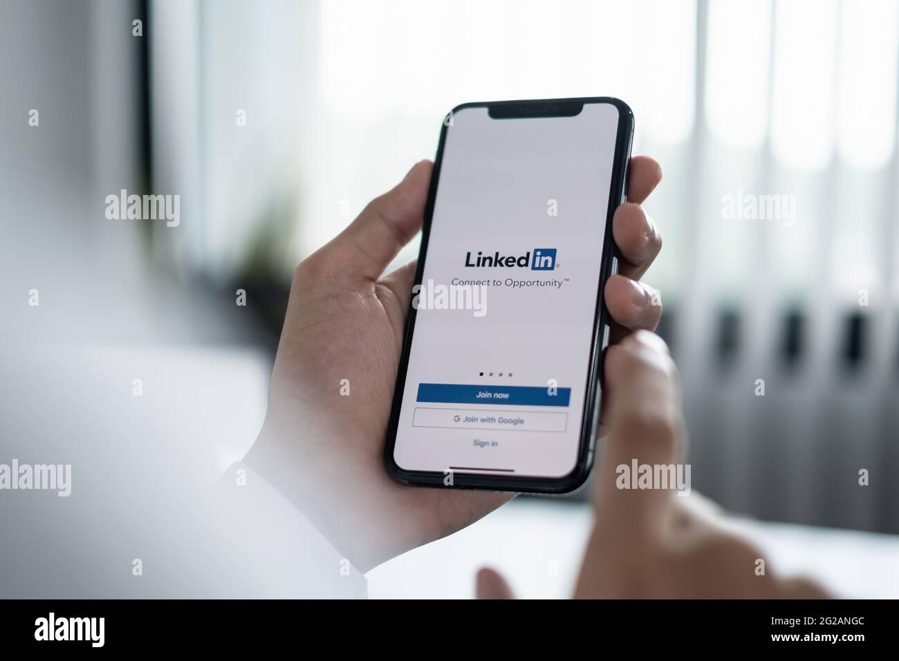 Linkedin app interface hi-res stock photography and images - Alamy