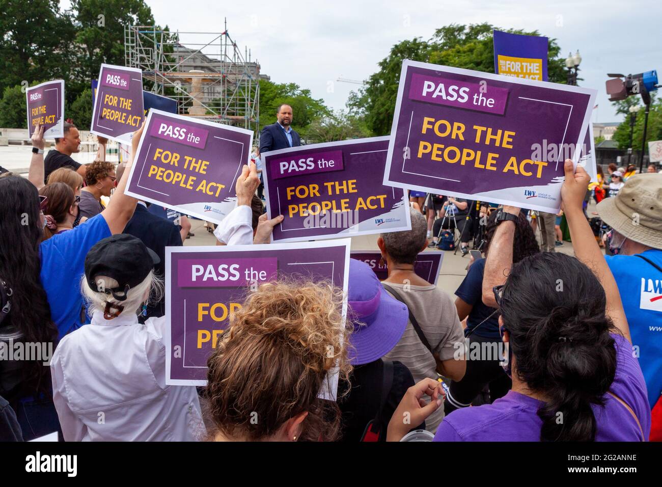 Signs against supreme court hi-res stock photography and images - Alamy