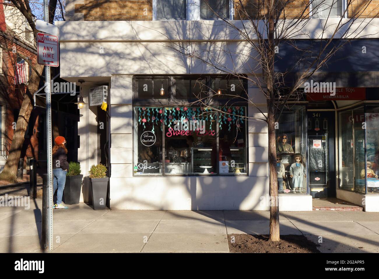 Cake box exterior hi-res stock photography and images - Alamy