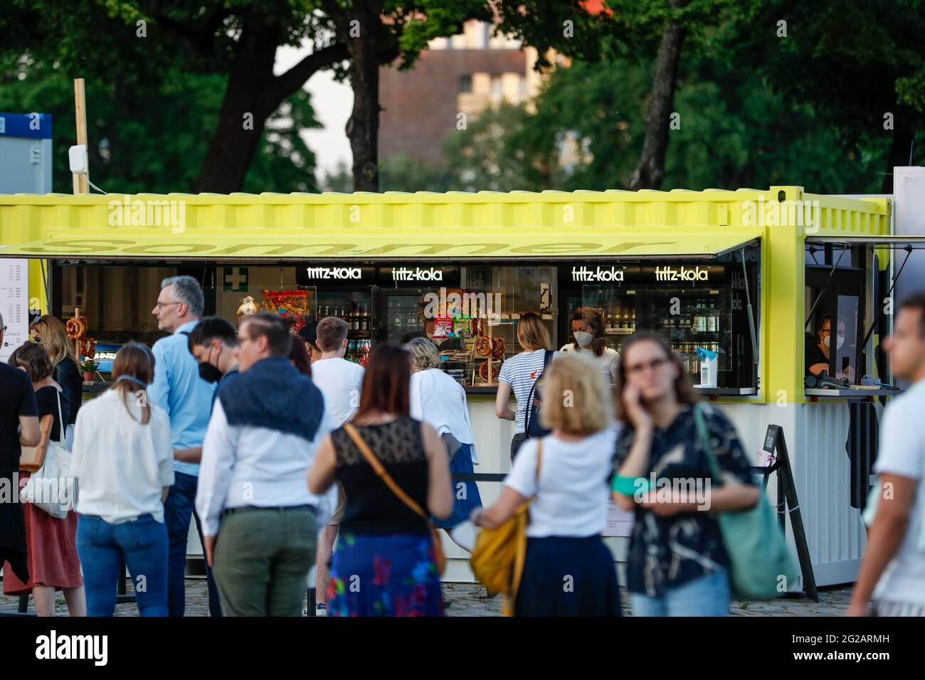 Queue in front of palace hi-res stock photography and images - Alamy