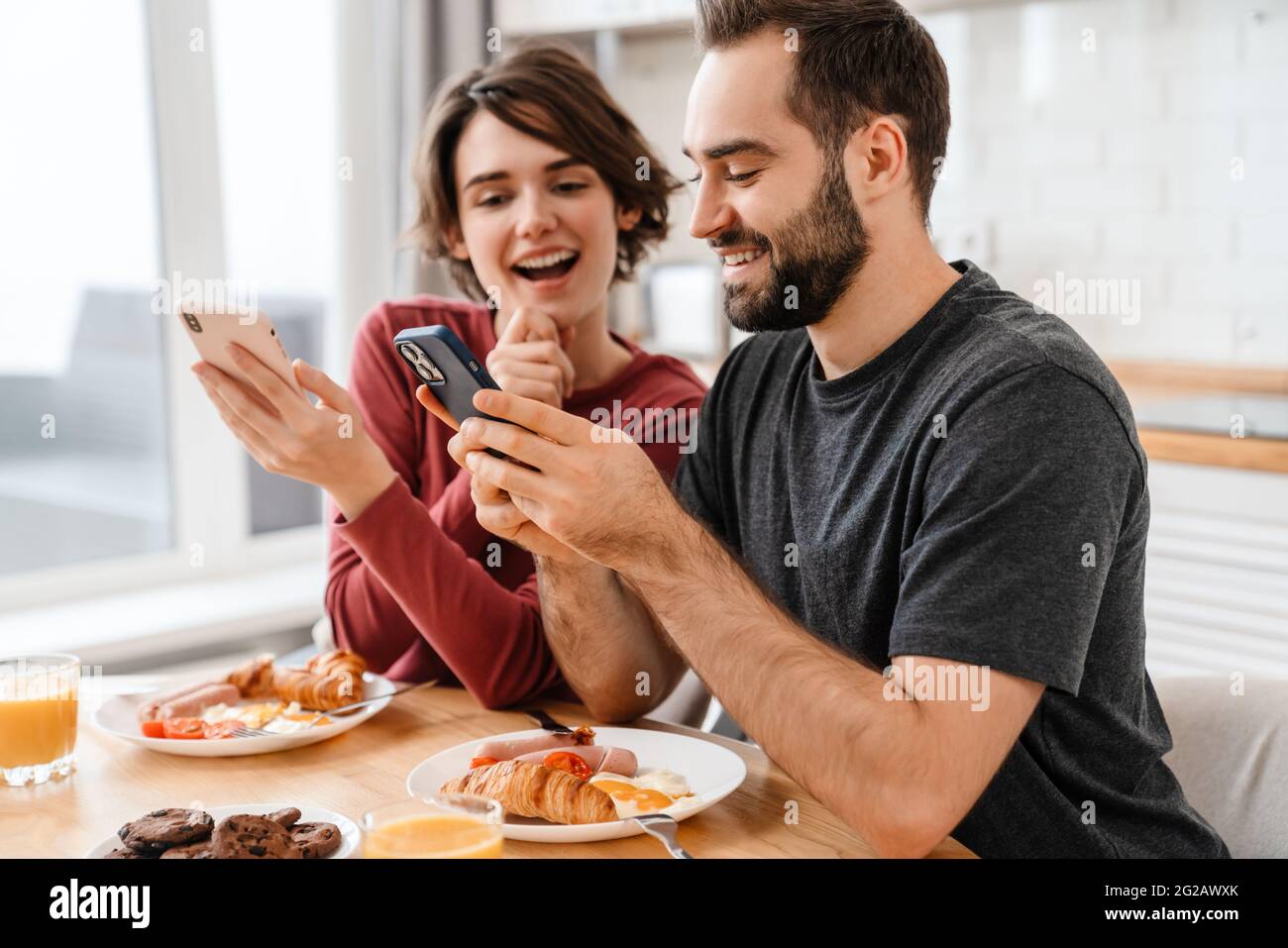 Using phone while eating family hi-res stock photography and images - Alamy