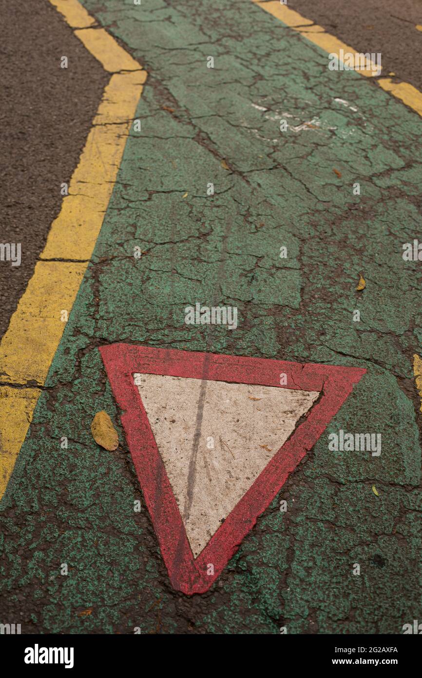 Give way icon hi-res stock photography and images - Alamy
