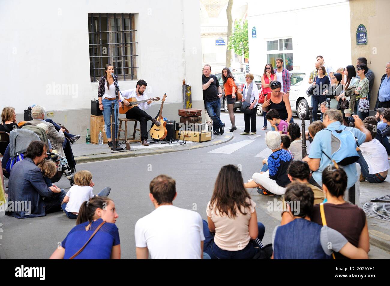 Paris street singer paris hi-res stock photography and images - Alamy